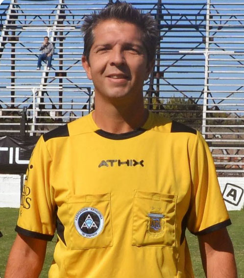 El árbitro Diego Colombo dirige CADU – Armenio | La Voz de Zárate